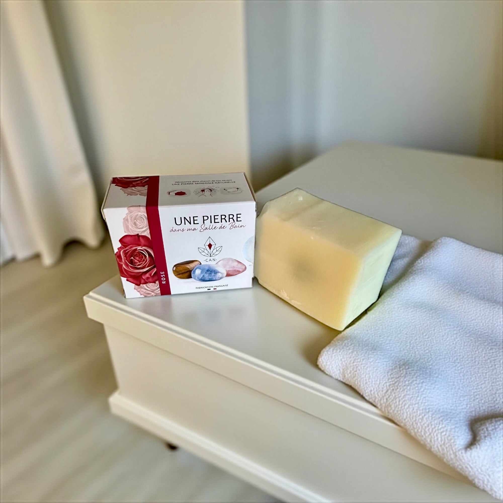Savon Rose 140 g avec pierre roulée à l'intérieur – CONSTANCE MINERALE